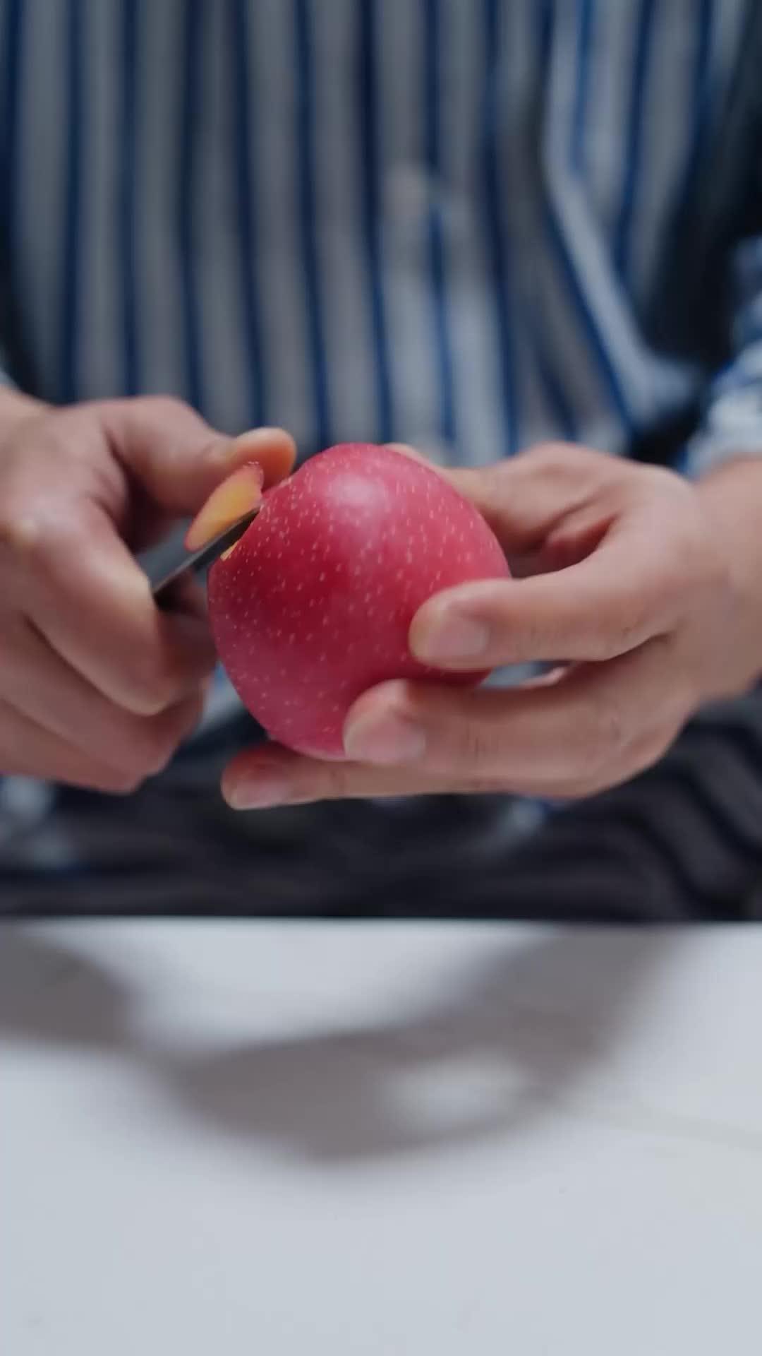 AU REVOIR à la pomme épluchée : quand le silence parle plus